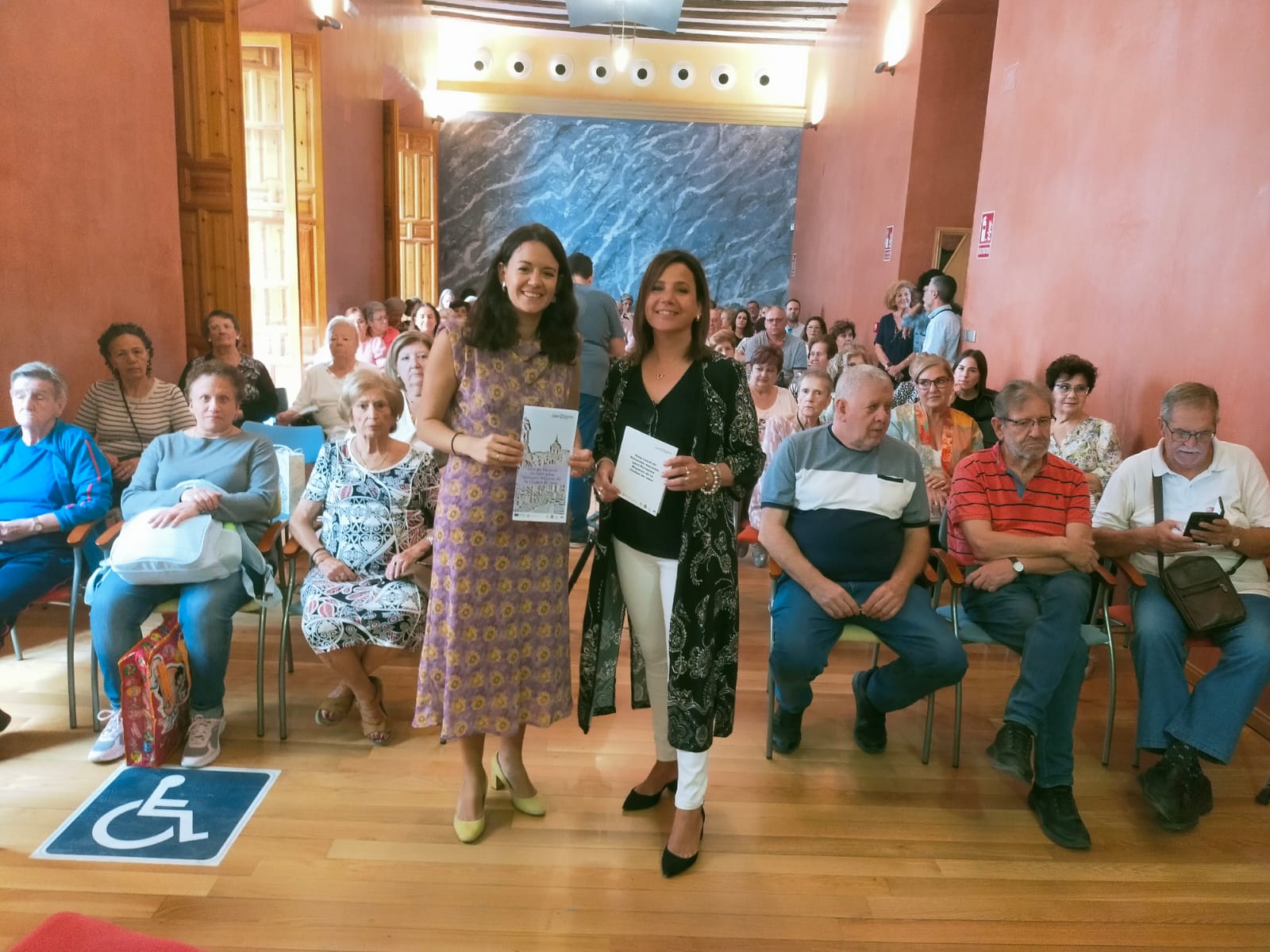 María Segovia presenta una guía de recursos sociales para mayores